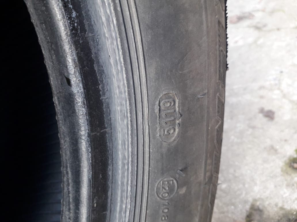 Vind 2 anvelope una noua una folosita