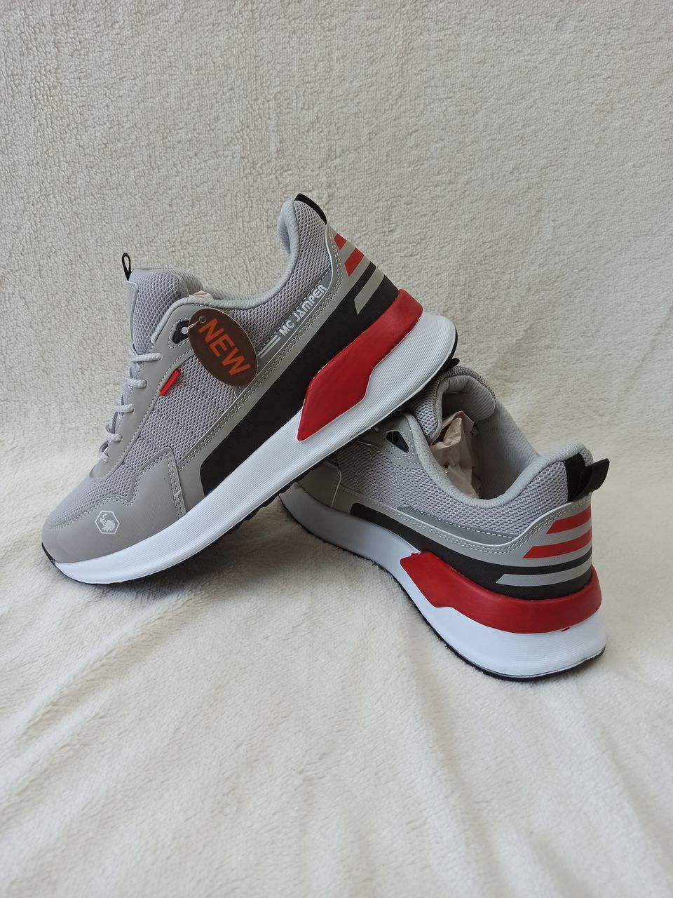 Adidasi noi made in Turcia