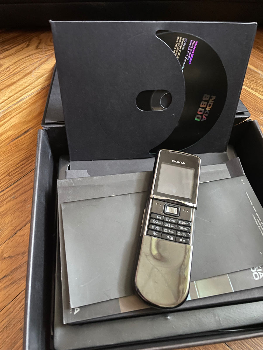 NOKIA 880.Stare ideala.Lucreaza perfect.Are cutie.Accomulator e slab