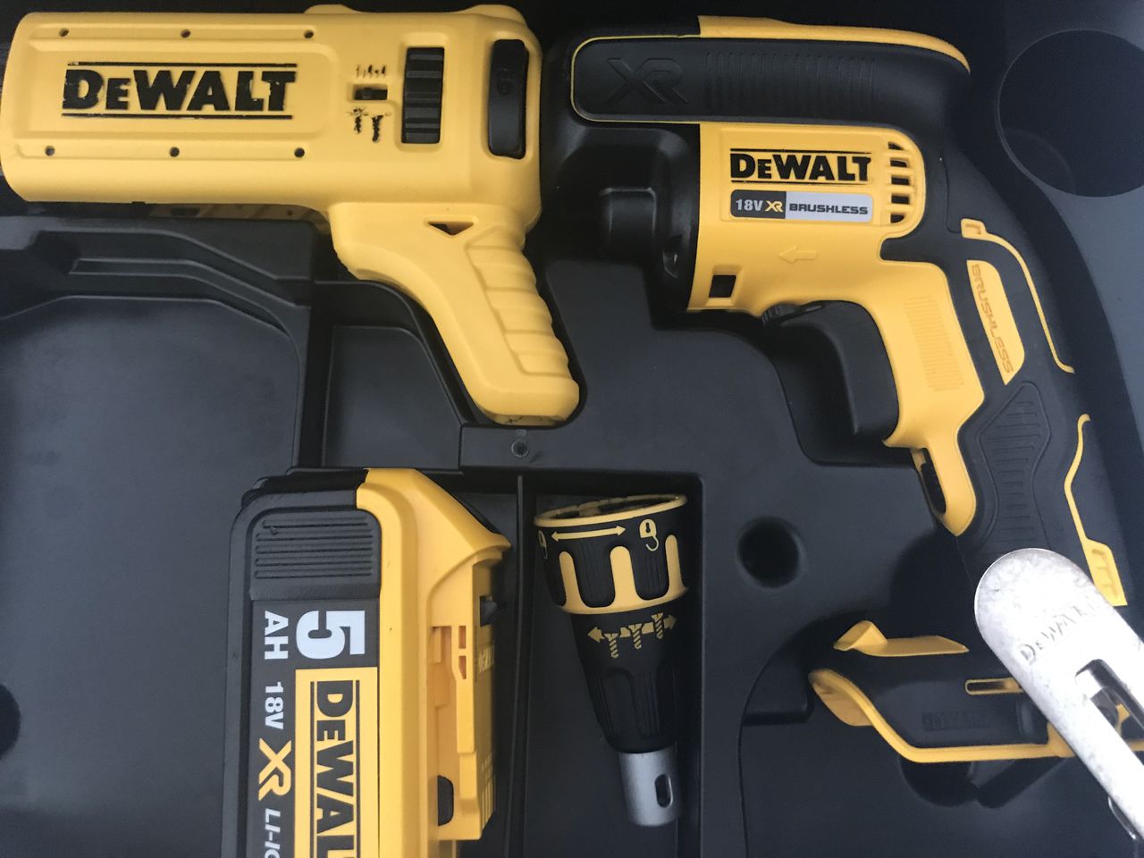 Шуруповерт по гипсокартону Dewalt DCF620