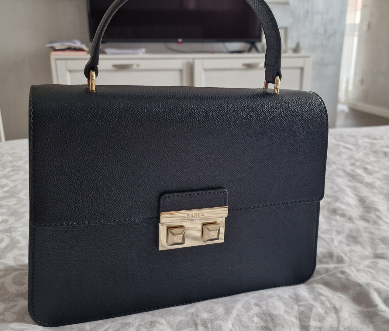 Furla Top handle neagra 2600 lei