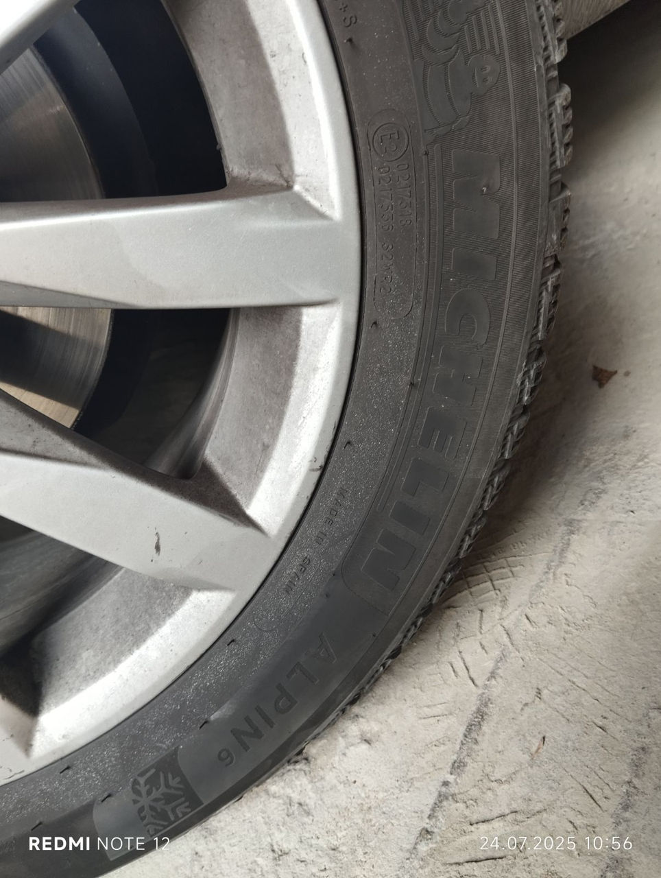 vînd anvelope de iarnâ de model Michelin 215/55r17 anul 2019