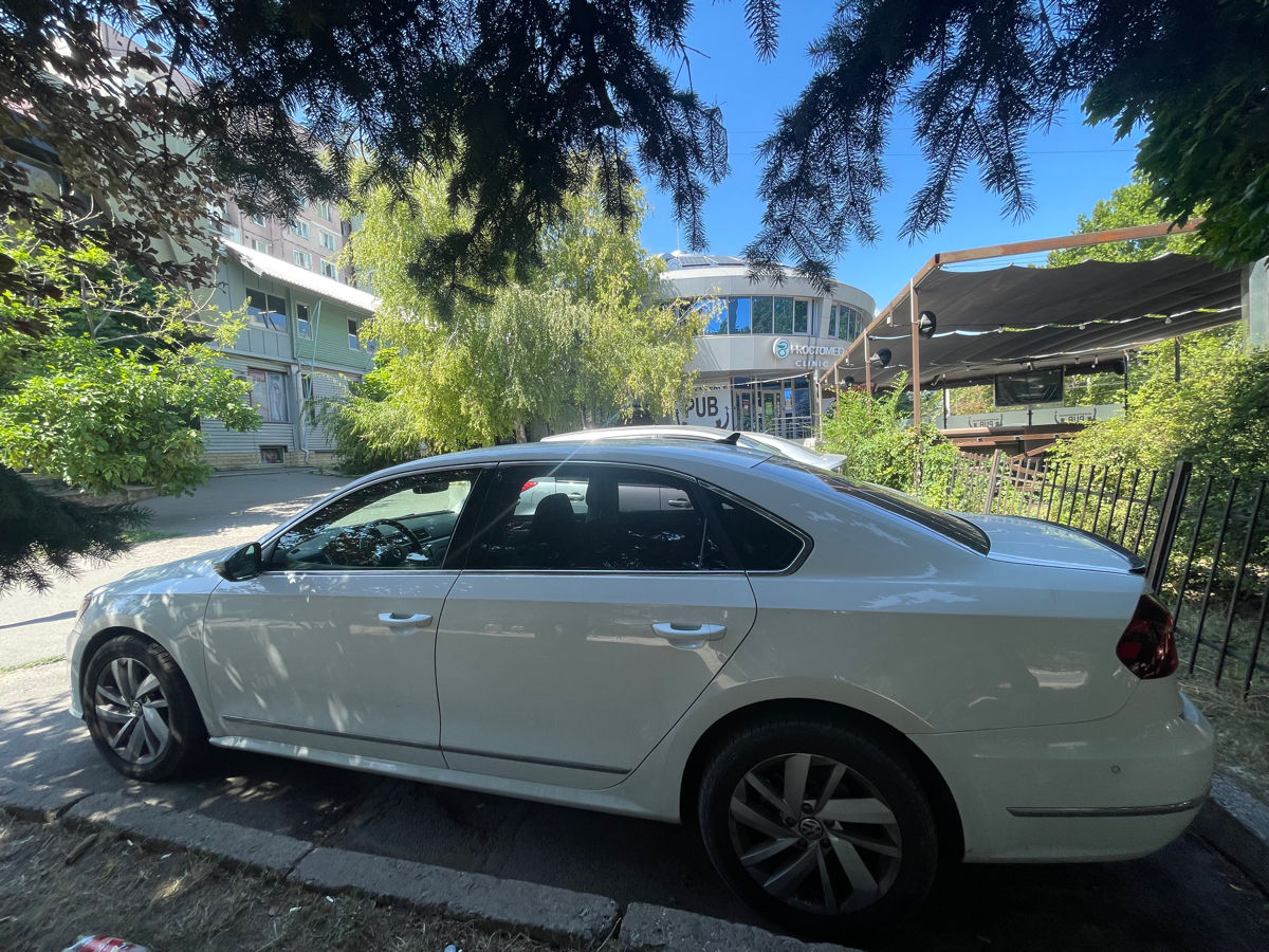 Volkswagen Passat an. 2017 cu rulaj 180000 km, Benzină, 10500