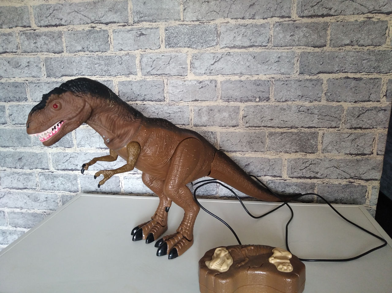 Dinozaur tirex cu telecomanda