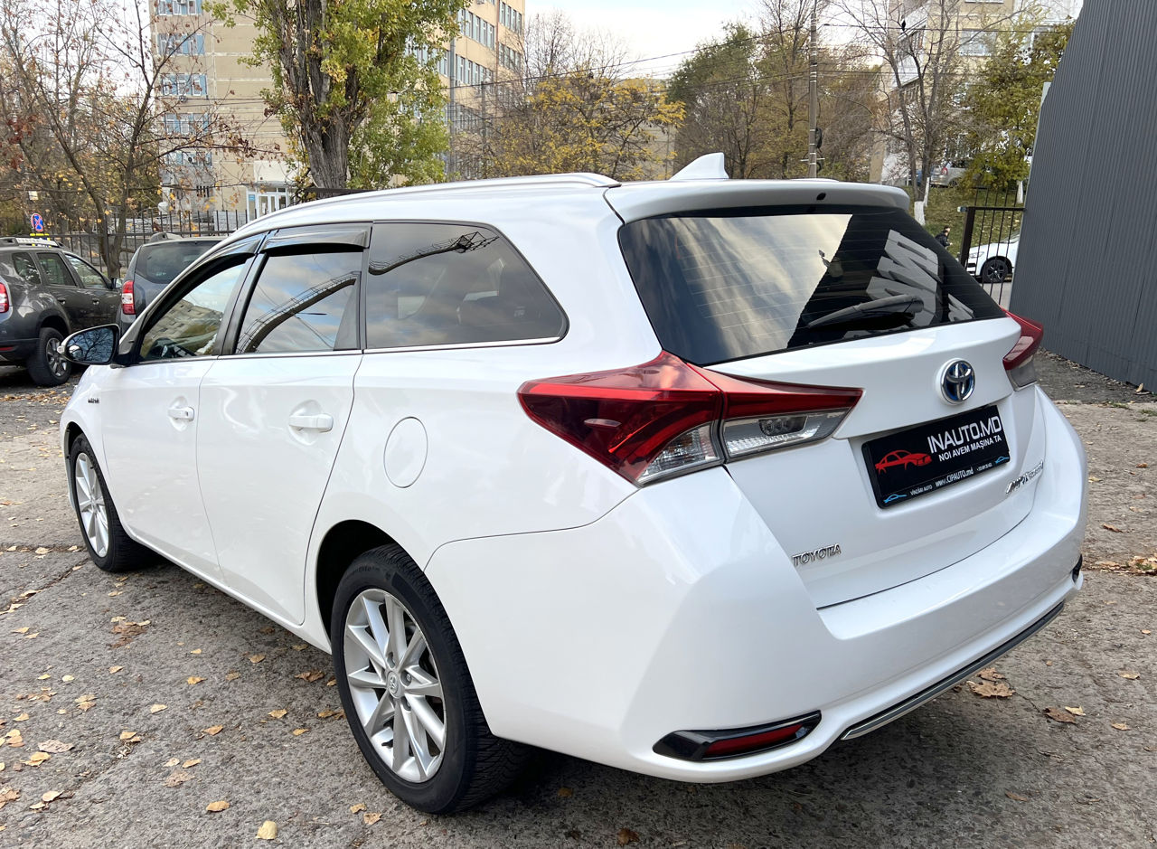 Toyota Auris 2015 г. с пробегом 218000 км, Гибрид, 8599