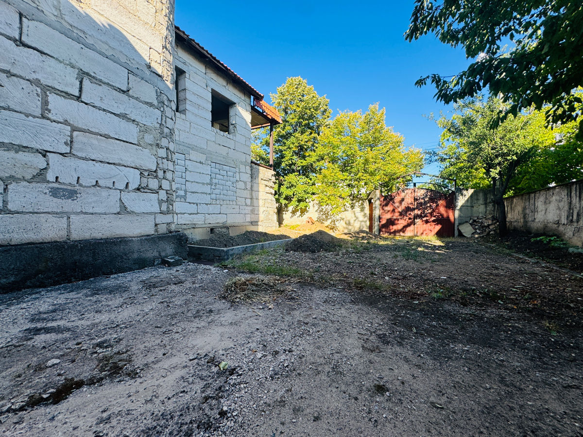 Casă de vânzare în Stăuceni – Strada Tineretului. Teren 7 ari