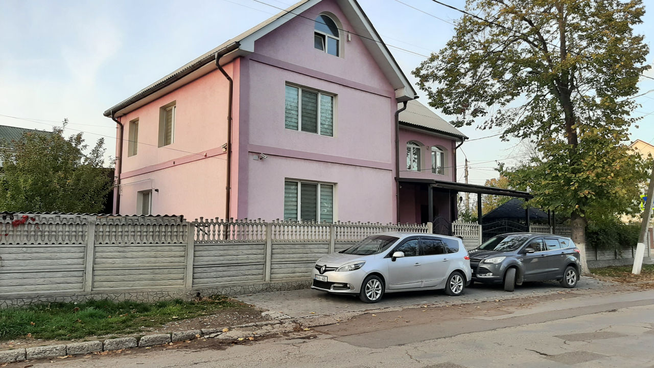 Se vinde casa, 2 nivele strada centrala!!!