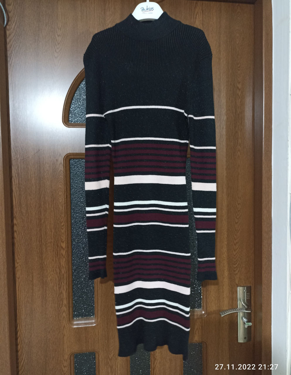 Jennifer, rochie noua pe corp, S/M, pin la genunchi