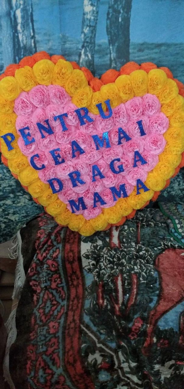 Cifre si litere decorative.