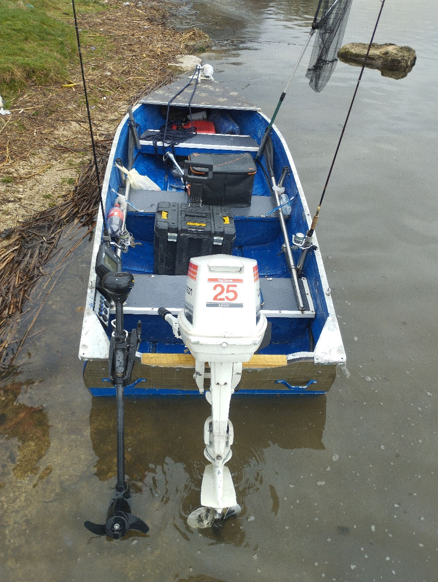 Barca cu motor si remorca