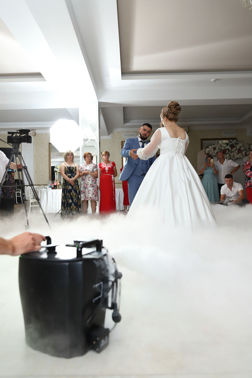 Fum greu la primul dans !!! Efecte speciale, laser show (тяжелый дым ...