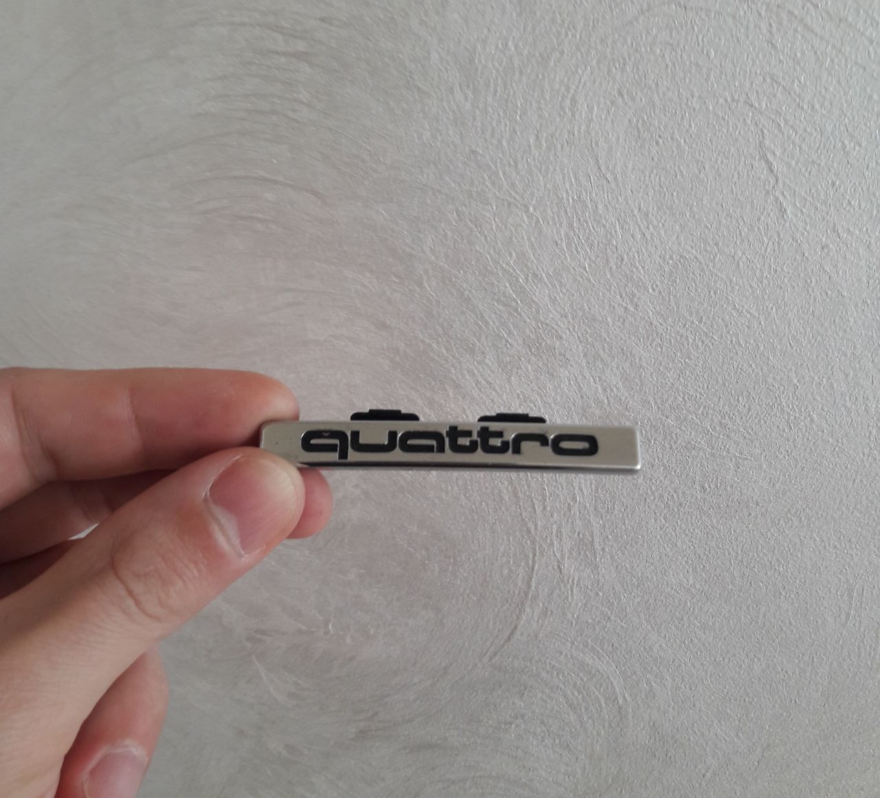 Продам шильдик "Quattro" на Audi A6 C7