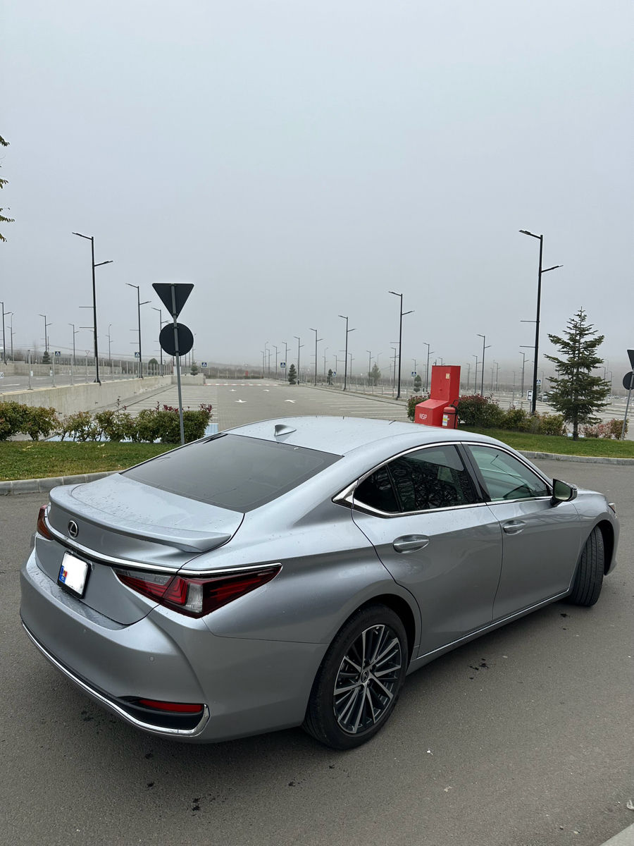 Lexus ES Series an. 2025 cu rulaj 9607 km, Hybrid, 55000
