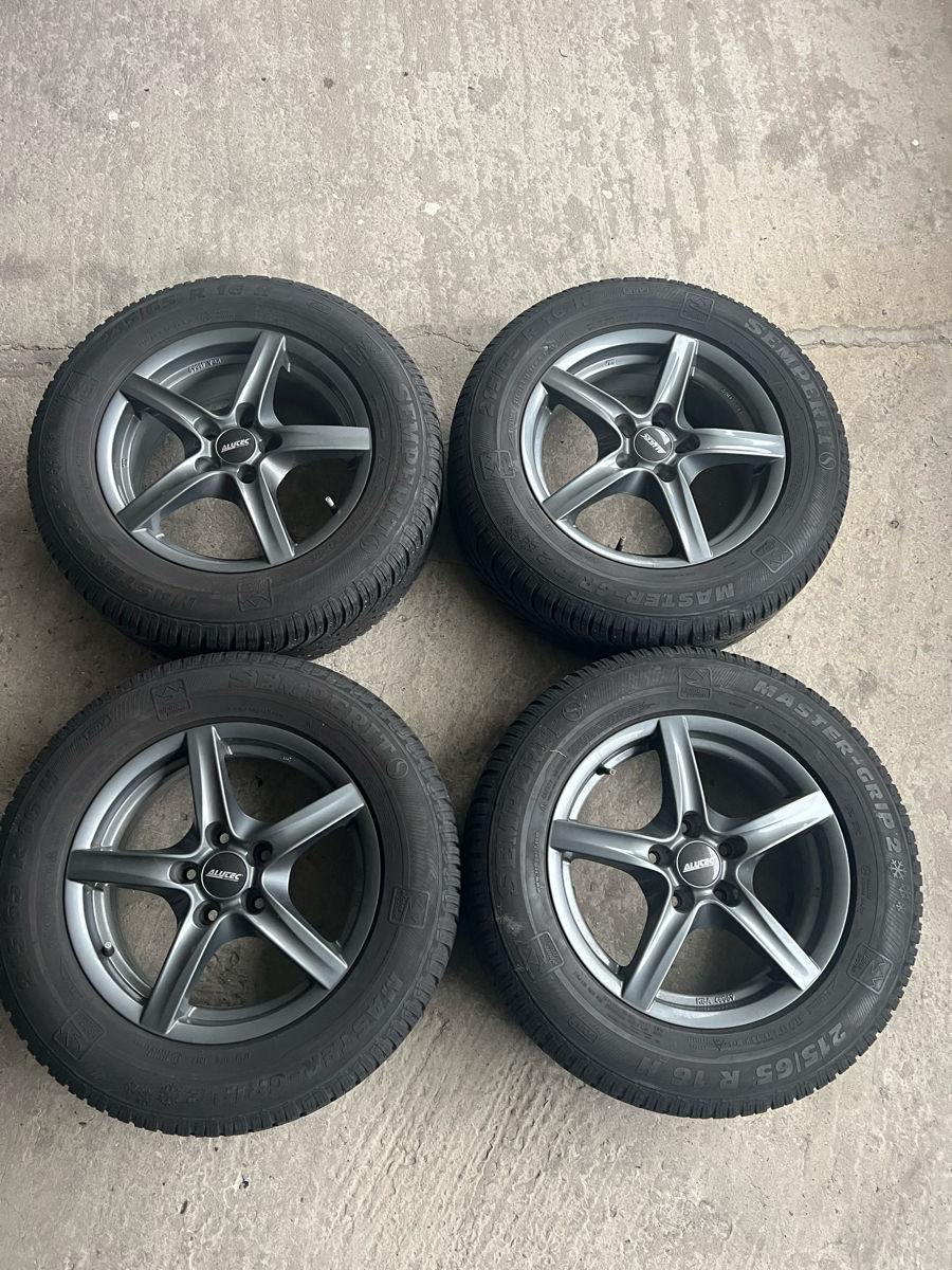 Se vind jante/discuri cu anvelope 215/65 R16 (5x114,3)