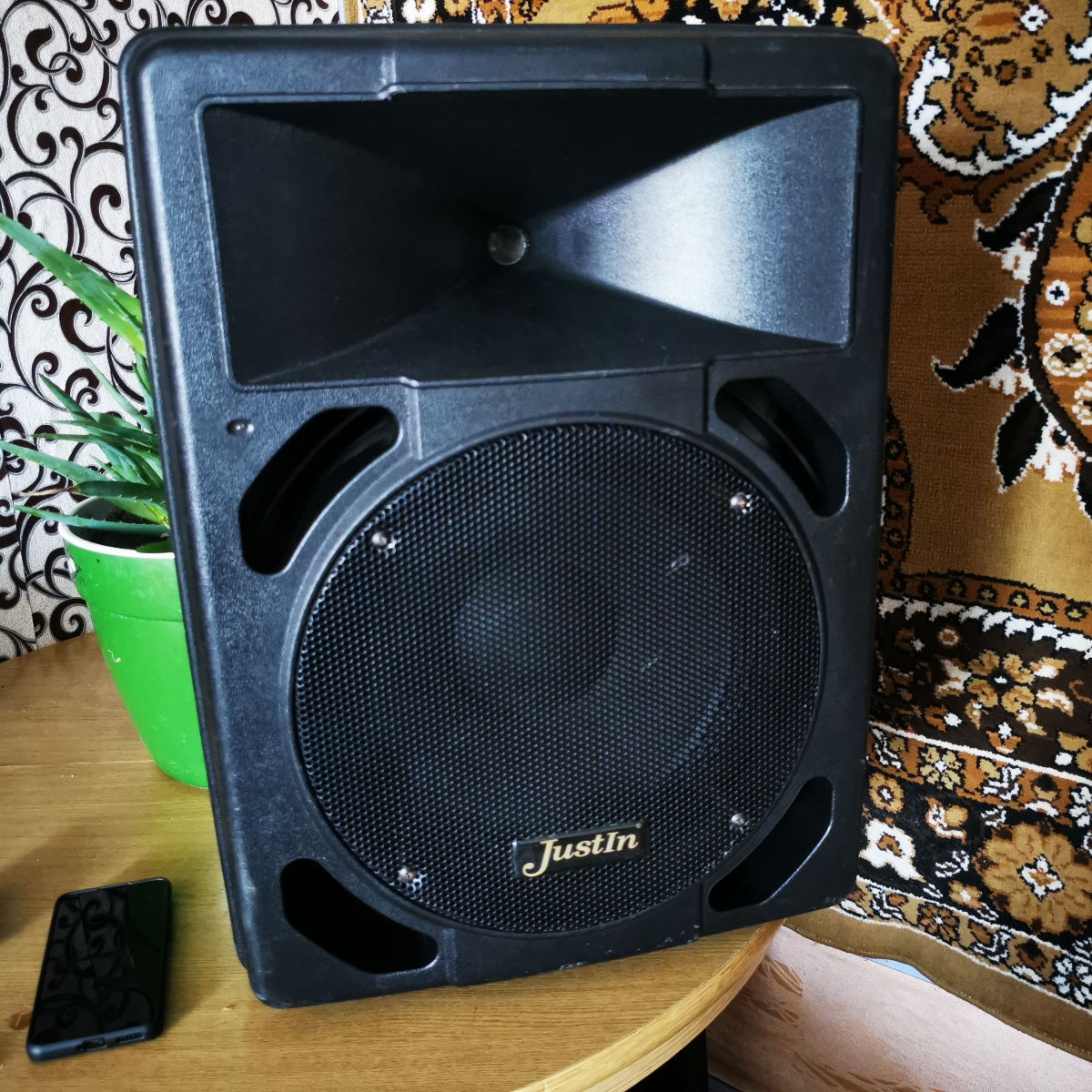 Продам колонка есть стройный блетуз жастин идеально рабочия играет ...