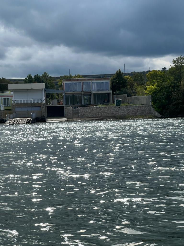 Vand teren cu casa de locuit in Oxentea, Proprietar. Дом на берегу реки ...