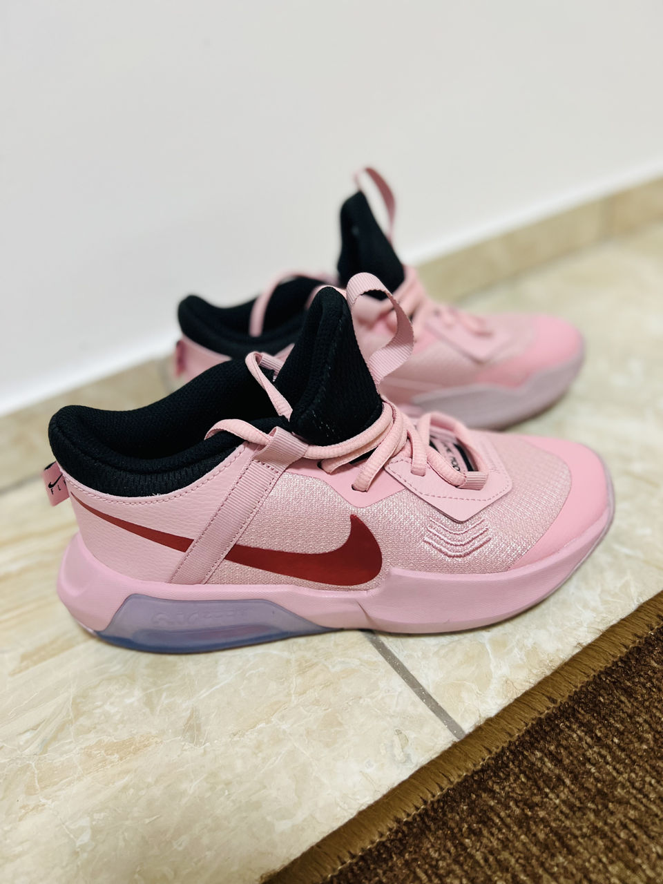 Adidasi nike noi