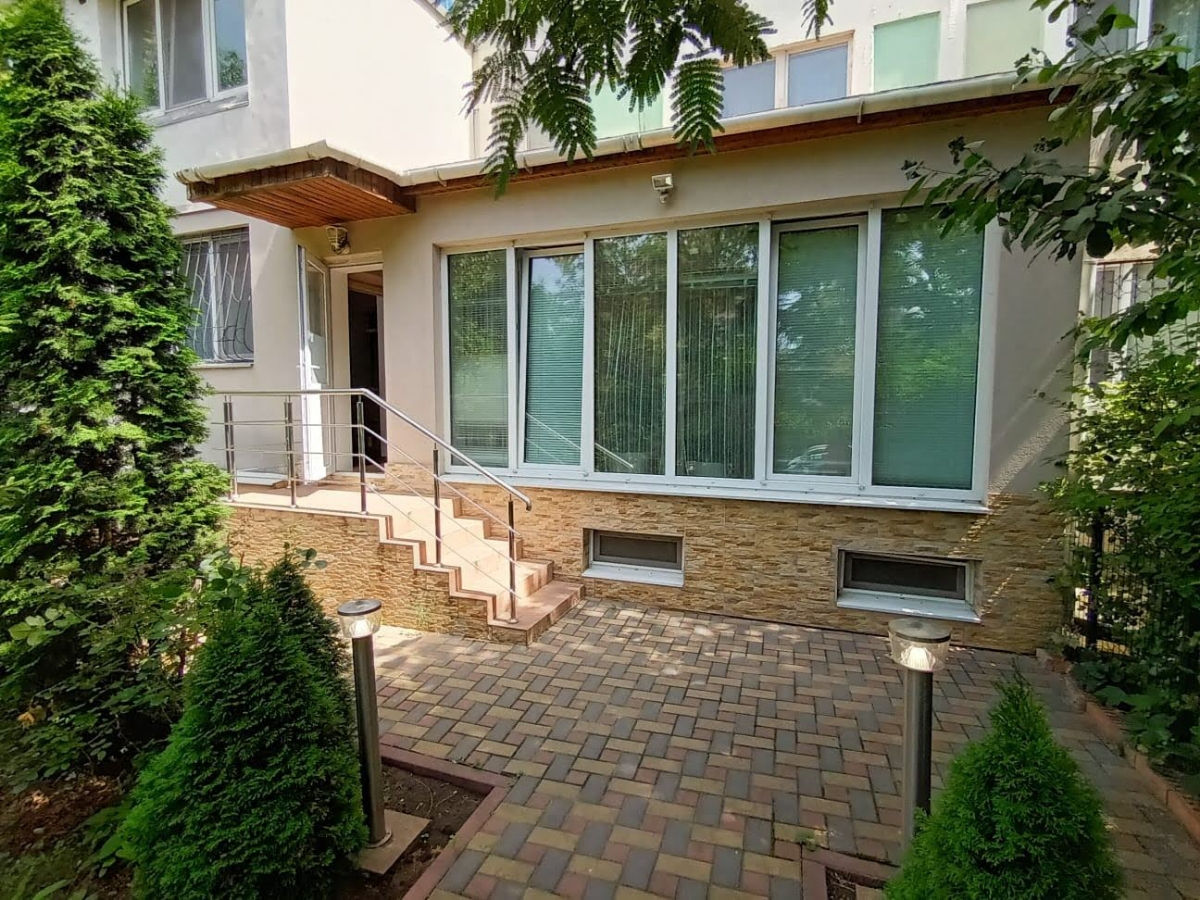 Apartament cu curte proprie