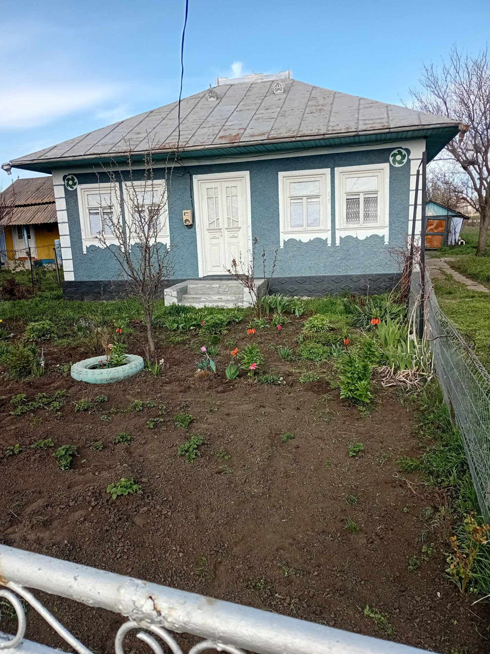 Se vinde casa s chetrosu linga traseu linga benzinarie