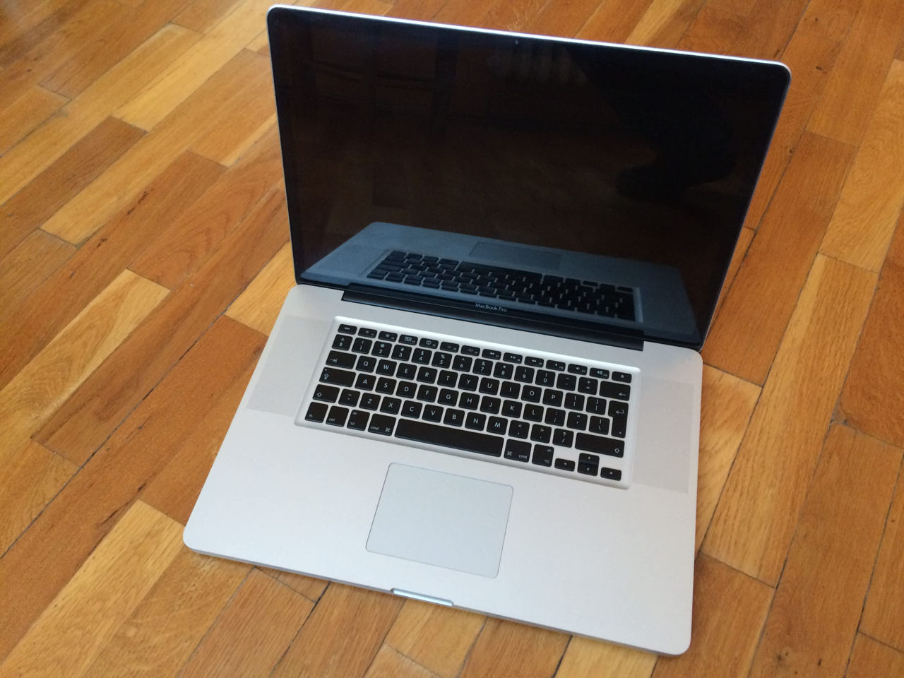 Apple MacBook PRO 17 - i5, 8GB RAM, 500GB, NVIDIA GeForce GT330