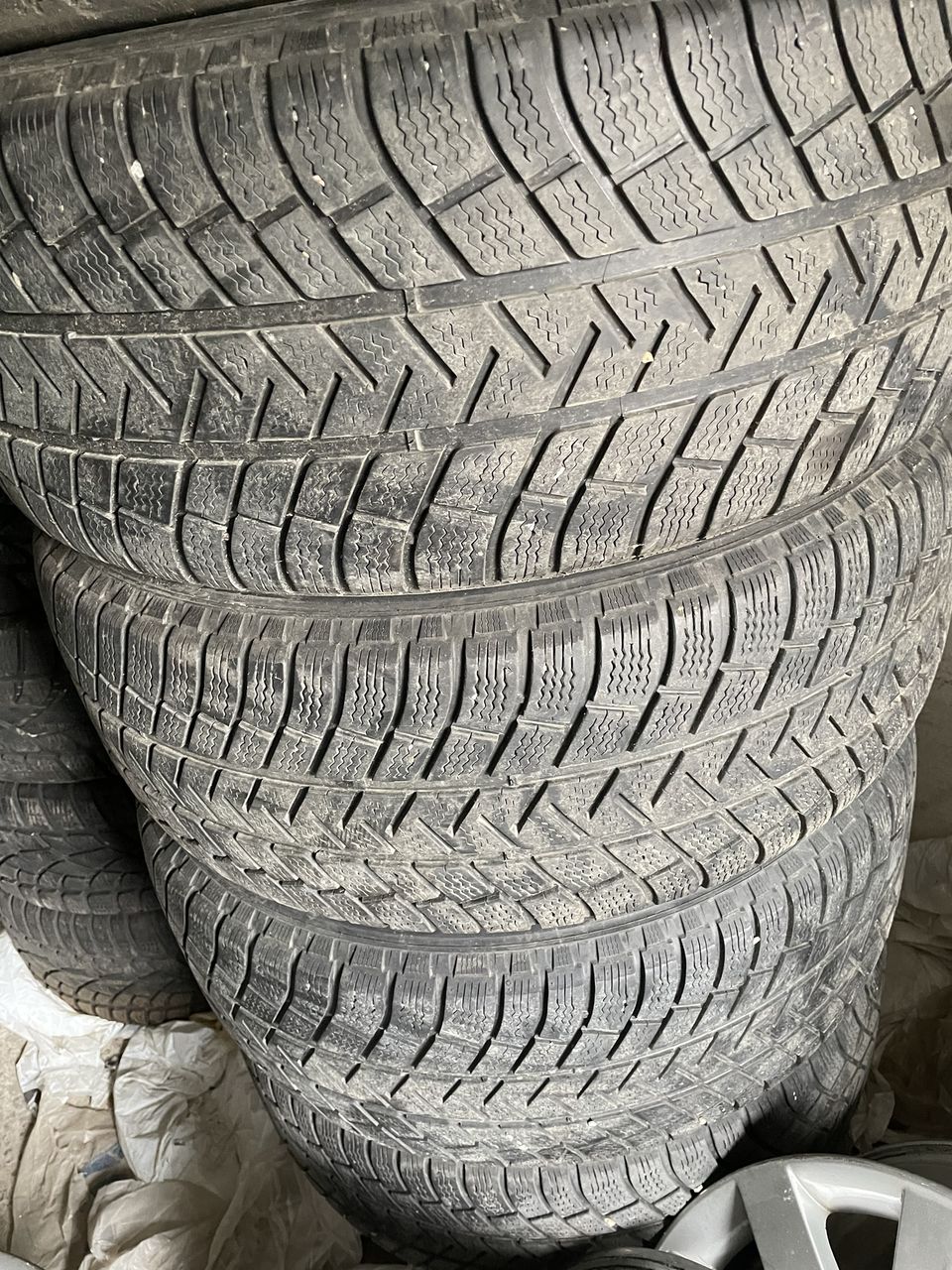 R18. 255/55. Michelin