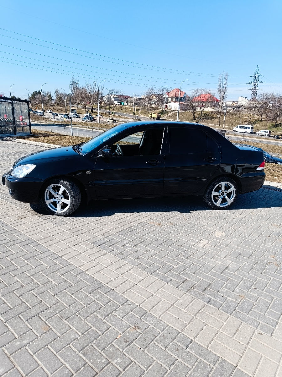Mitsubishi Lancer an. 2009 cu rulaj 220000 km, Benzină, 4200