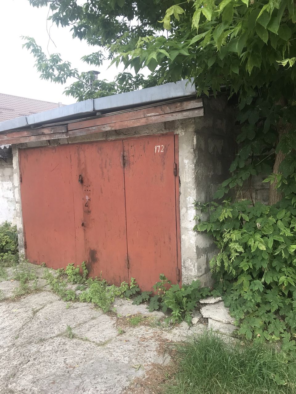 Se vinde garaj + beci