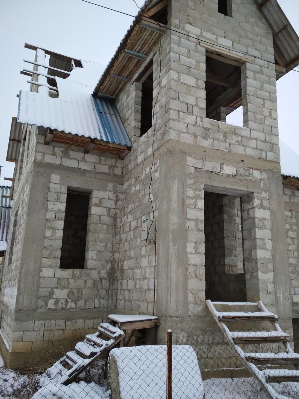 Se vinde Pamint cu o casa in or. Ungheni . Casa este Nefinisata cu 2 ...