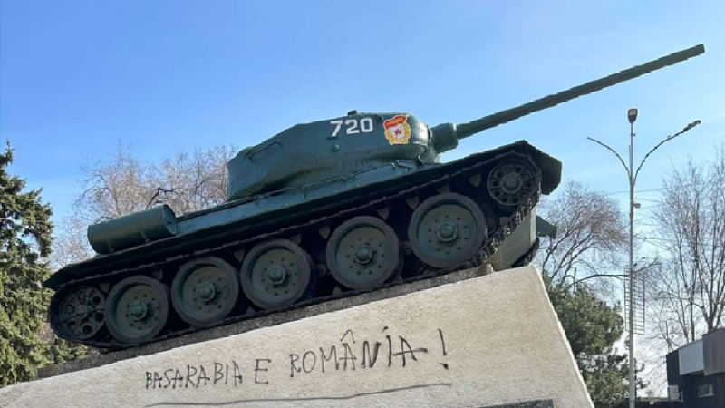 Basarabia e România: Tancul sovietic din Bălți a fost vandalizat | Unica.md
