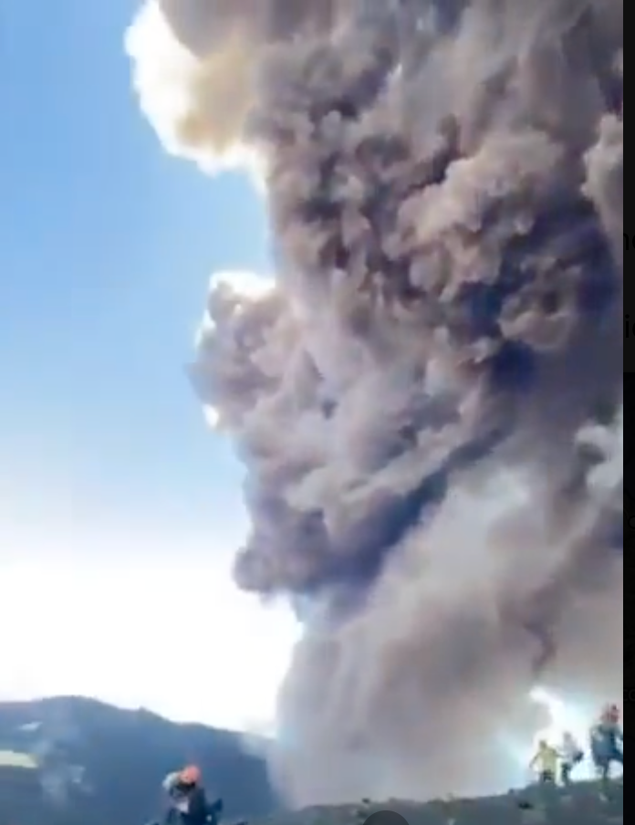 Vulcanul Etna a erupt din nou. Imagini cu turiștii care fug speriați