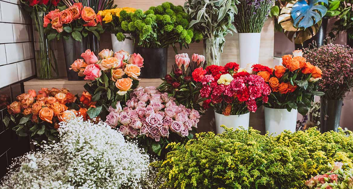 Vânzător/florist într-o florărie