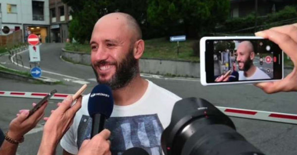 Un bancher a devenit erou: A prins din zbor un copil care cădea în gol