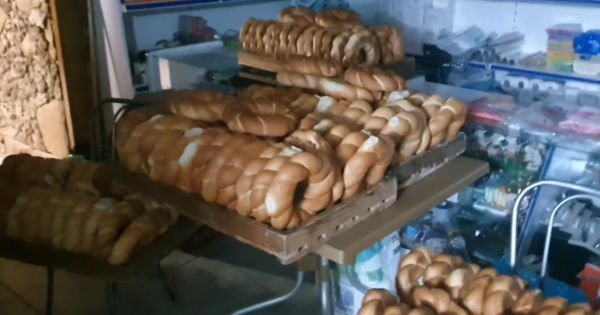 Alegătorii din satul Pepeni au primit câte un colac. Ce spune Poliția