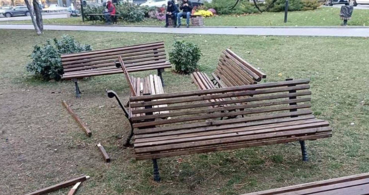На Чеканах неизвестные перевернули скамейки на аллее