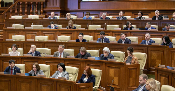 Ponderea femeilor în Parlament: 38% sunt deputate