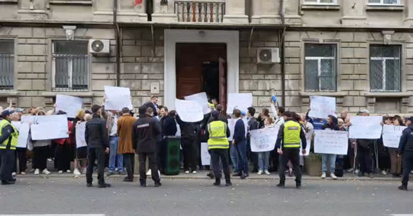 Protest la CEC: Manifestanții cer mai multe secții de votare în Rusia