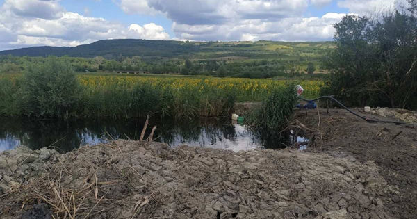 Dig săpat ilegal pe râul Bâc: Ce amendă riscă un gospodar din Călărași