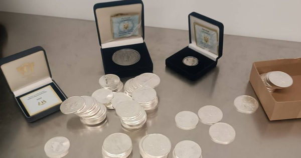 Monede de colecție și 15.200 dolari, ascunși în bagajele a doi pasageri