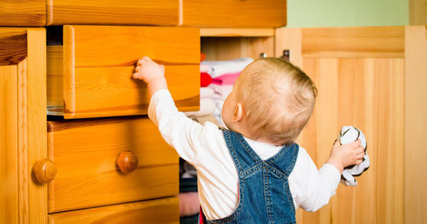 Un copil de un an a decedat după ce a căzut televizorul peste el