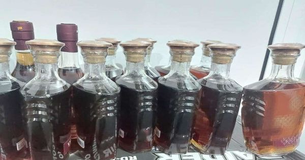 Coniac și țigări nedeclarate, găsite într-un microbuz din R. Moldova