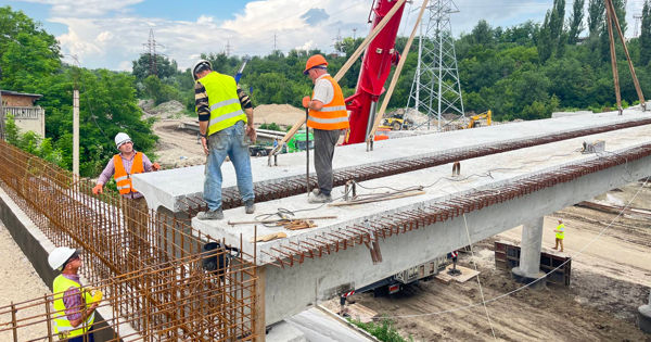 Construcția podului peste râul Bâc: Ultimele lucrări făcute de drumari