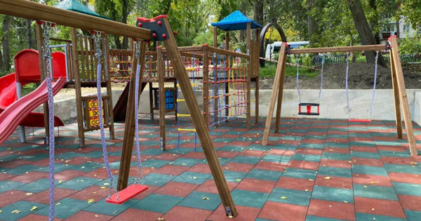 În Parcul Râșcani din Capitală sunt amenajate terenuri de joacă noi