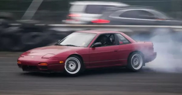 Momentul în care un șofer face drifturi pe o stradă din Capitală