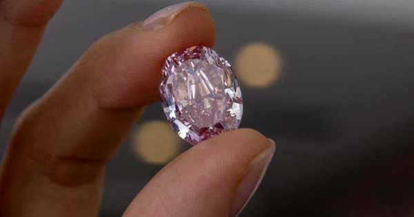 Suma uriașă cu care a fost vândut un diamant roz de excepție din Rusia