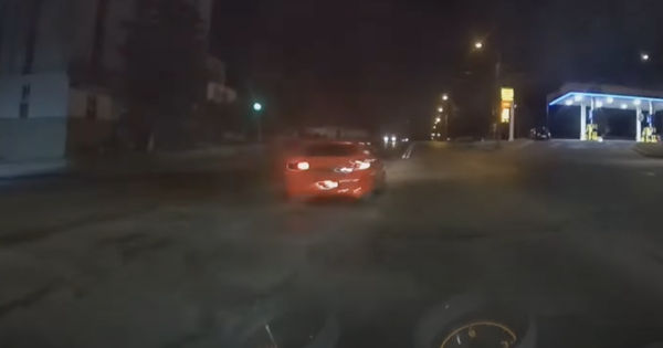 Momentul când la milimetri de o mașină trece alta cu minimum 130 km/h