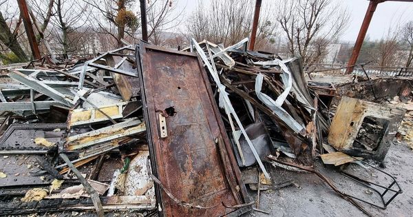 Cum arată acoperișul blocului de pe strada Ion Pelivan după incendiu