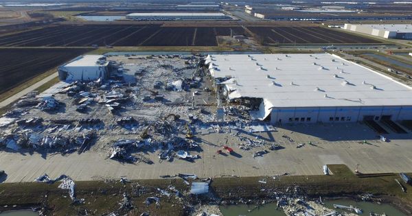 Imaginile dezastrului: Cum arată un depozit Amazon distrus de tornadă