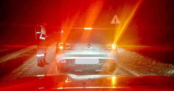 O șoferiță, prinsă de oamenii legii cu 5.500 pachete de țigări în mașină