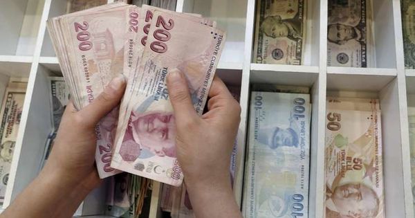 Lira turcească pierde din valoare. Turcia riscă o criză economică