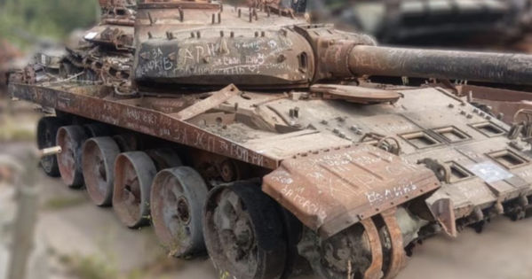 Un tanc rusesc distrus în Ucraina ar putea fi expus la Chișinău Un tanc rusesc distrus în Ucraina ar putea fi expus la Chișinău
